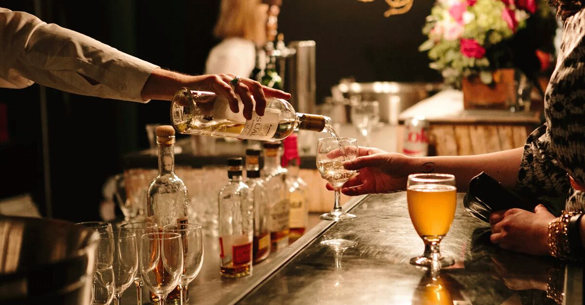 How much should you pay a bartender for a wedding | Beachweddingtips.com