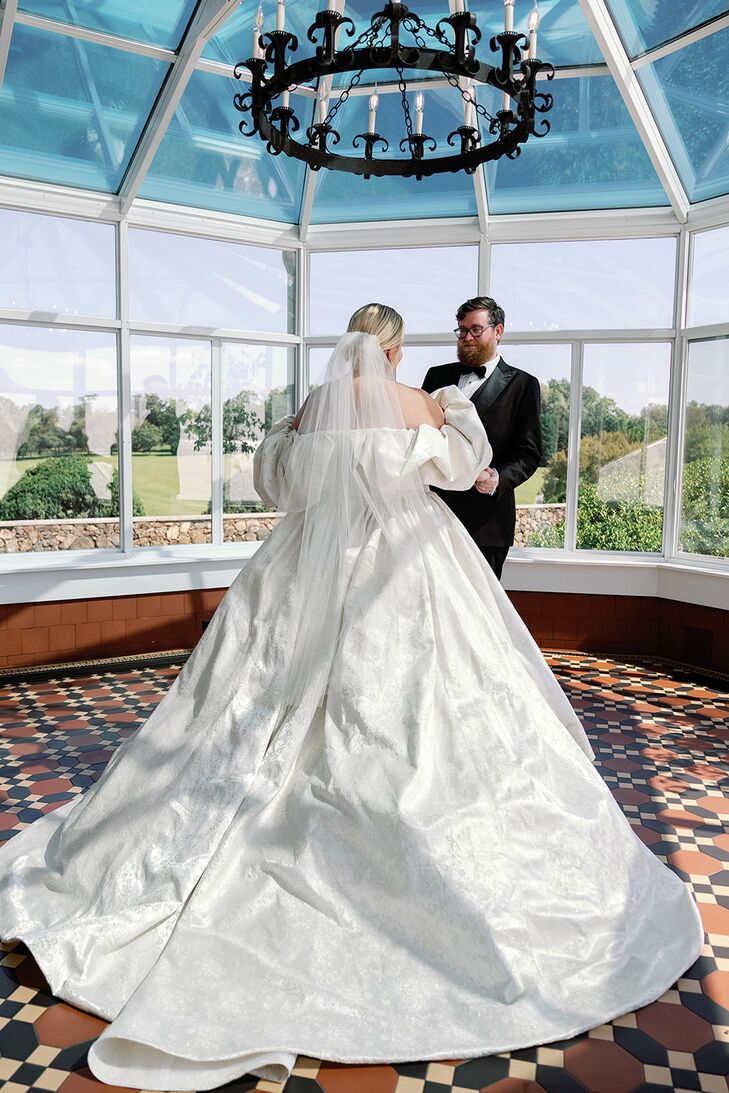 Bride in Luxurious Ball Gown and Long Veil With Groom in Tuxedo in Sun ...