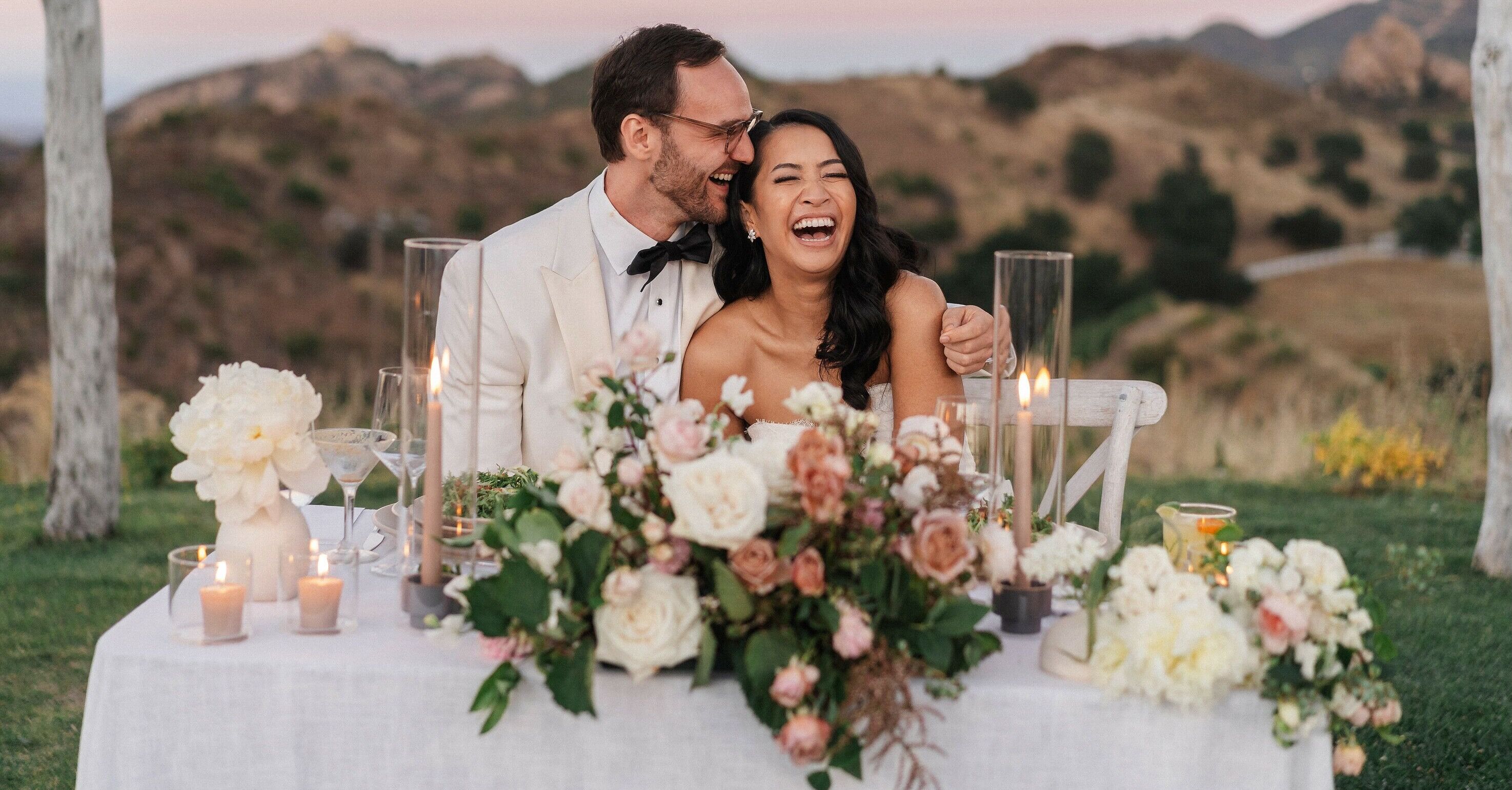 Bridal party table at wedding | Beachweddingtips.com