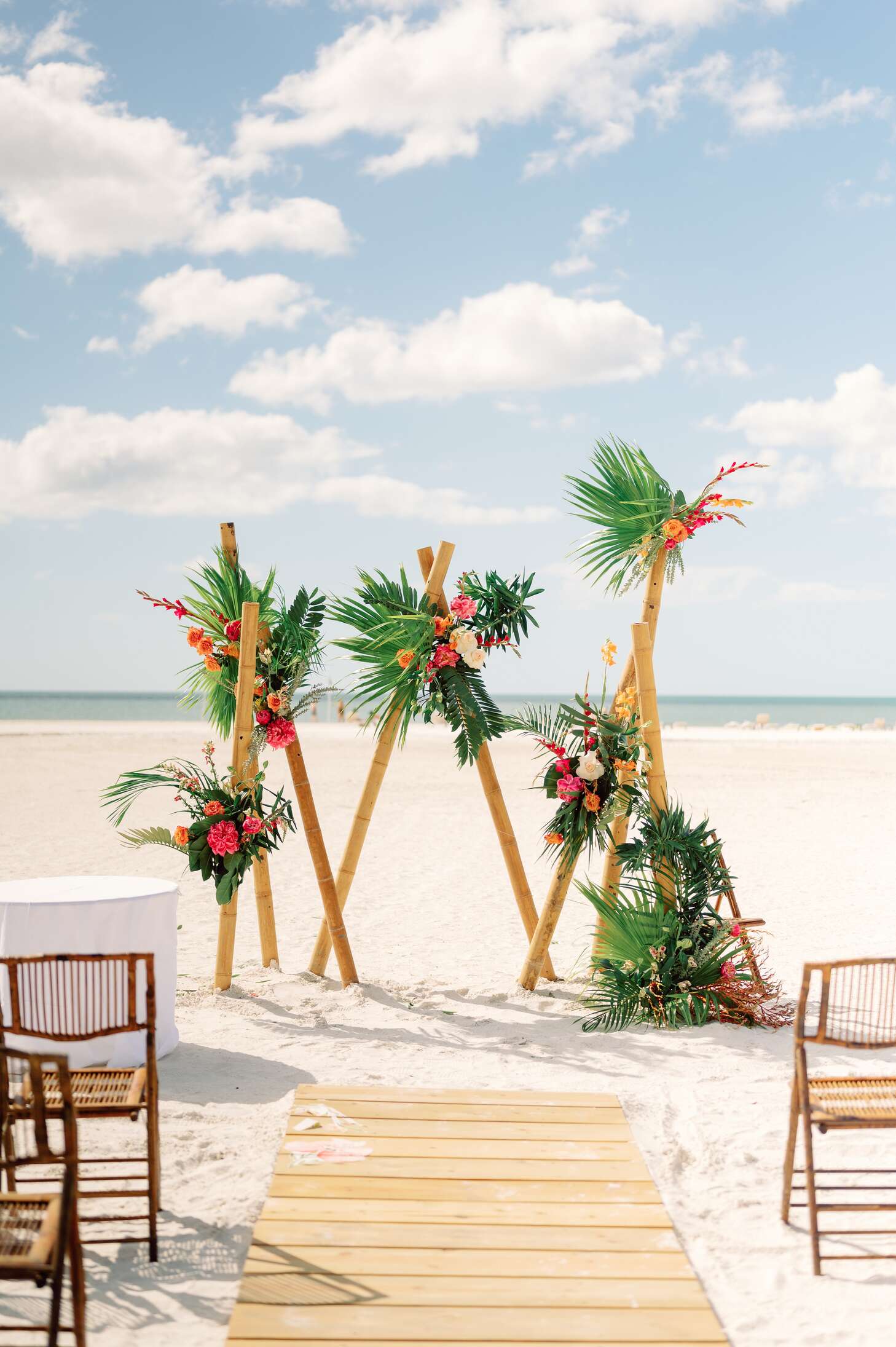 Altar Beach Wedding Premium Photo | Beautiful Wedding Arch On The