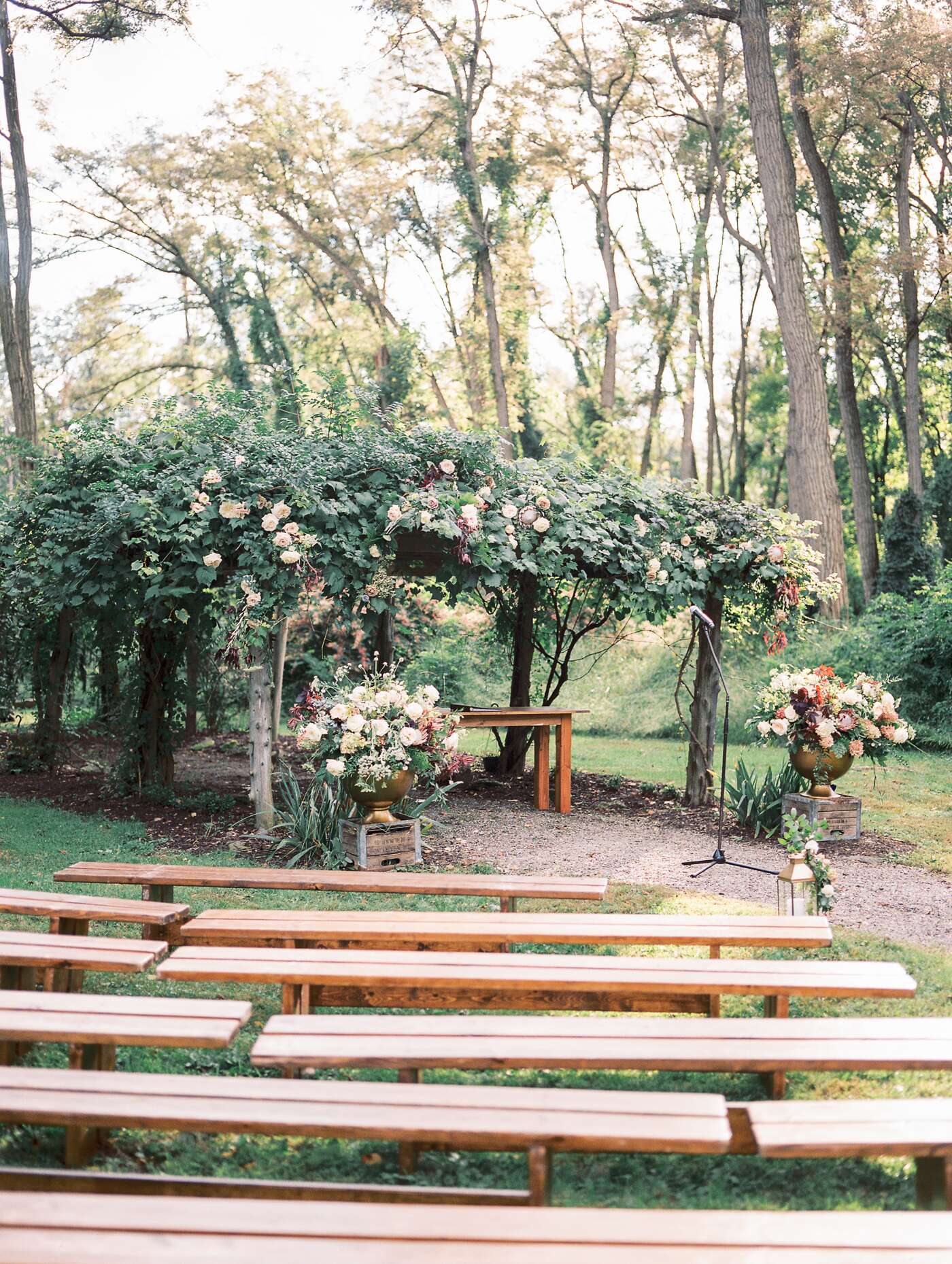 Rustic wedding benches | Beachweddingtips.com